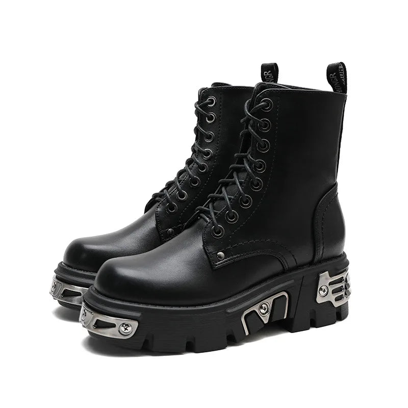 Botas de combate góticas negras con detalles metálicos en la suela ...