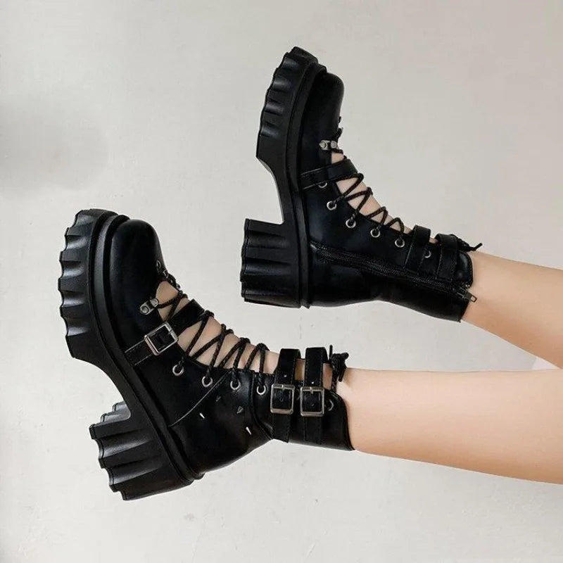 Zapatos góticos negros de verano con tacones gruesos y hebillas de met ...