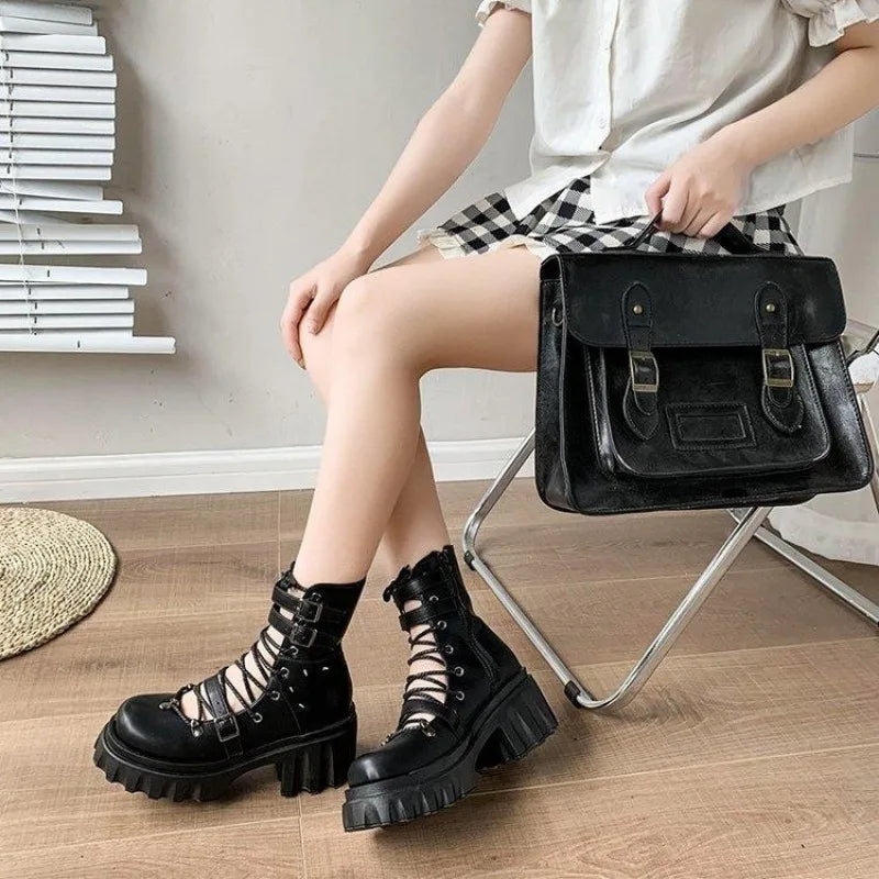 Zapatos góticos negros de verano con tacones gruesos y hebillas de met ...