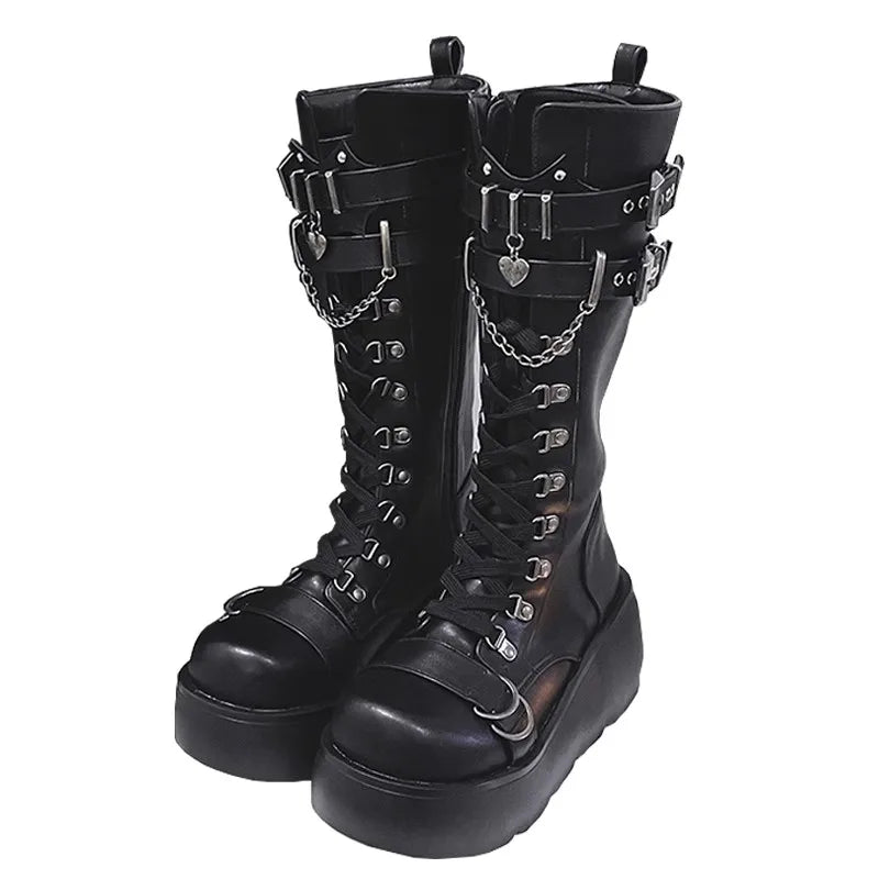 Botas góticas altas con cadenas, sujetas con correas y hebillas ...