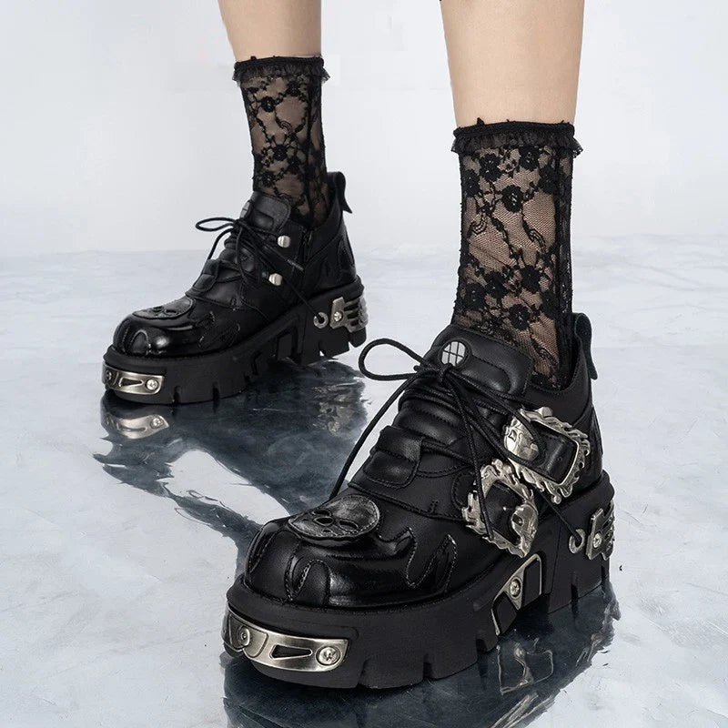 Zapatos de plataforma góticos con calavera en la parte delantera ...