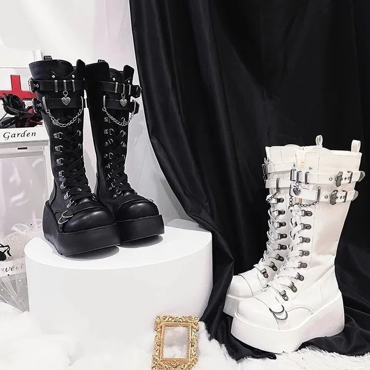 Botas góticas altas con cadenas, sujetas con correas y hebillas ...